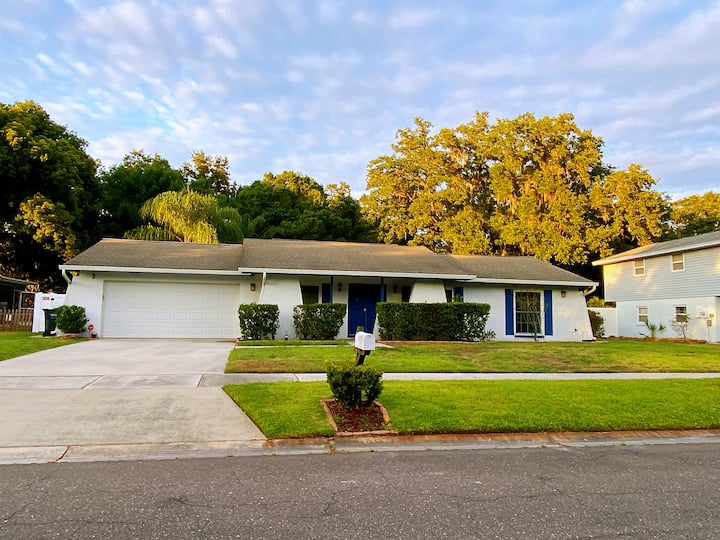 Cheerful 3-bedroom Home With Pool And Office - Riverview, FL