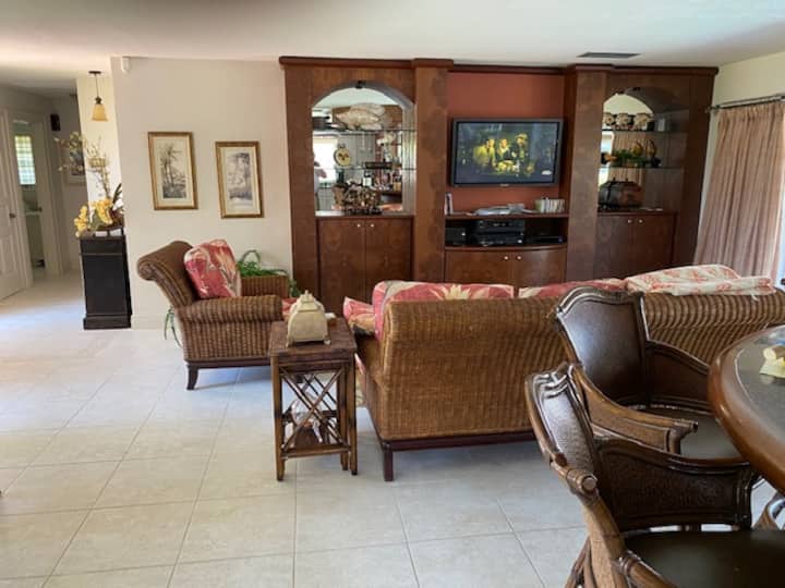 Hidden Treasure Minutes From The Beach - Pine Island, FL