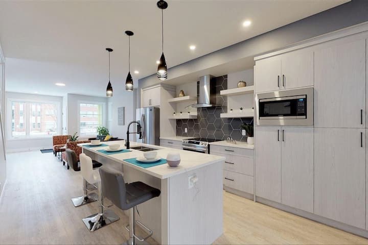 Luxury Private 3 Bdr Home W/ 1700sq+, Ac In Dt - Alberta