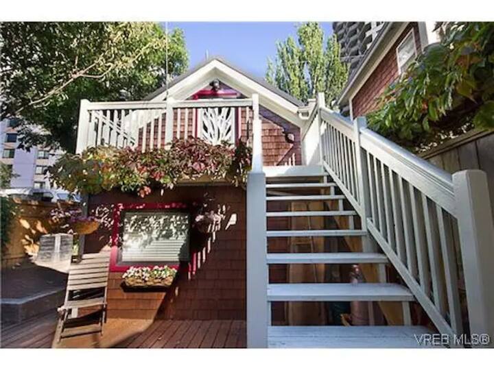 Carriage House In James Bay - Victoria