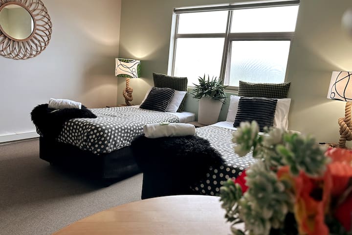 Twin Private Room At Sow And Piglets Guesthouse - Port Campbell