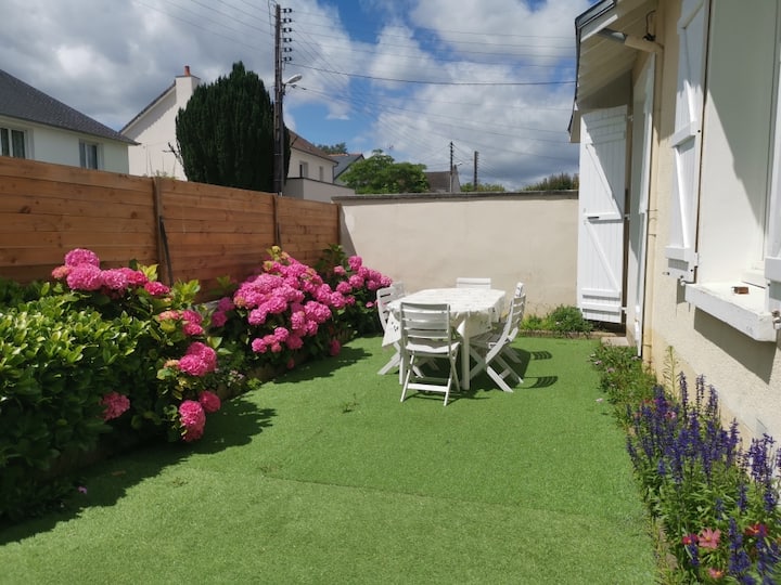 Maison Au Centre Ville  Avec Terrasse Et Jardin - Laval, France