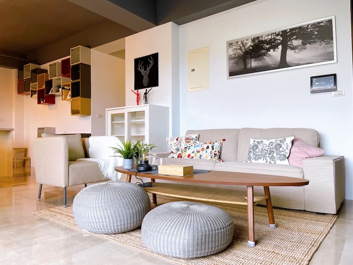 宅 度假市區小型包棟民宿，配備大型浴缸，超大陽台可見星空，簡約文青設計讓你更想宅在民宿裡度假 - 新城鄉