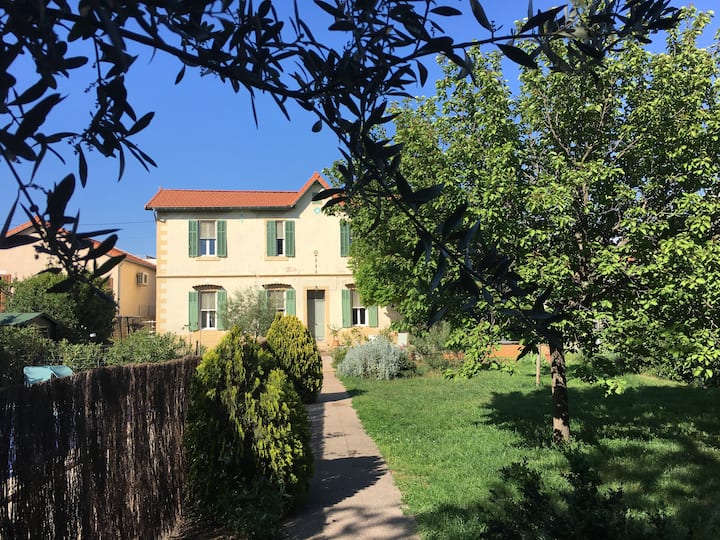 Bâtisse Provençale Avec Piscine - Marseille