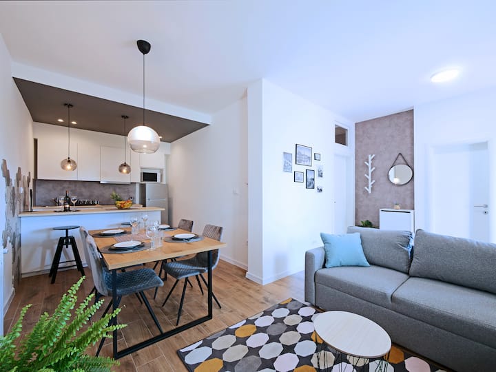 Modern “Gray” Apartment With Free Parking - Split
