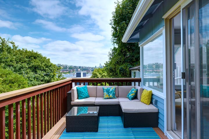 Stylish House With Lake View In Quiet Neighborhood - Seattle, WA