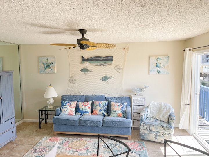 Adorable Condo! Pet Friendly! .1 Mile To Beach - Gulf Shores, AL