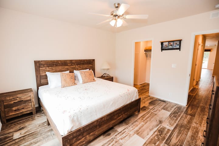 Centrally Located, Pet-friendly W/ Starlink - Forks, WA