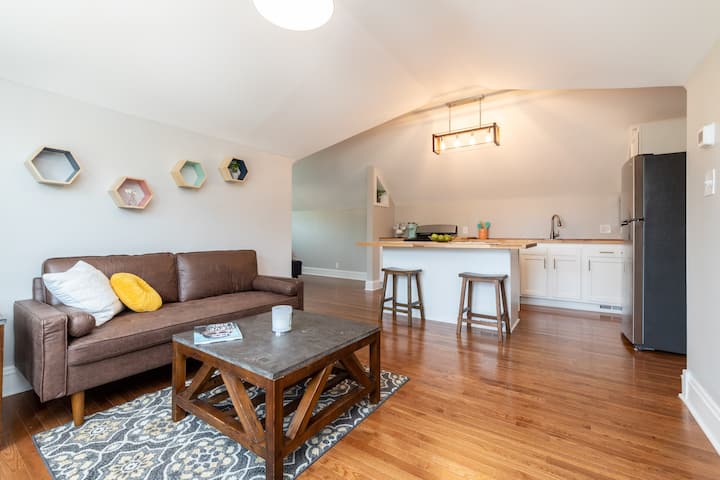 Modern Urban Retreat- Insuite Washer&dryer - Cleveland, OH