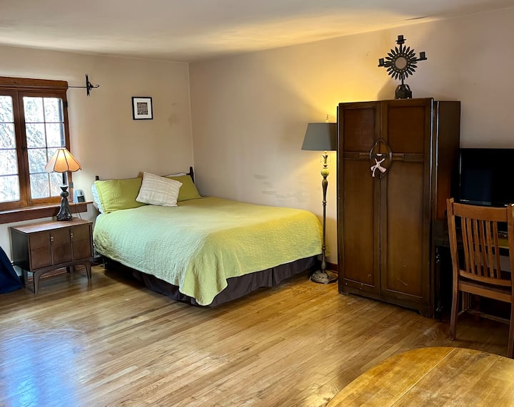 Juniper's Downtown Studio- One Block From Plaza - Taos, NM