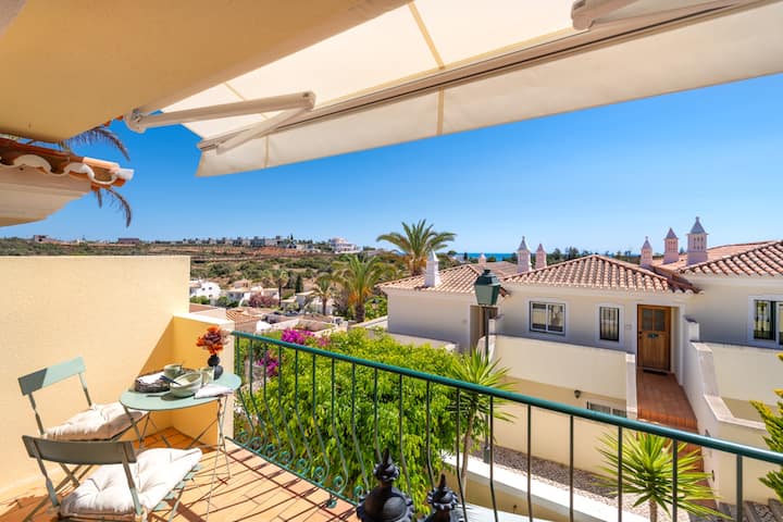 Luxury Townhouse Property Within Walking Distance To The Beach And Town Centre - Ferragudo