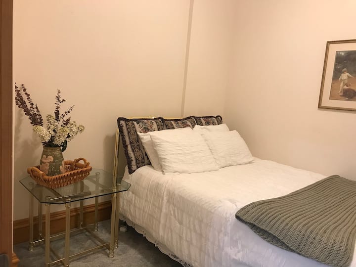 Piano Bar Suite 1 - 1 Bed, 1 Bath, Full Kitchen - Hermann, MO