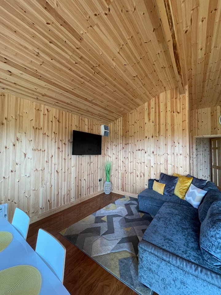 The Storey Lake Cosy 3-bed Lakeside Lodge (3) - Tullow