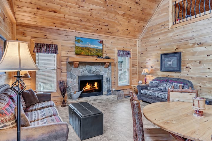 Mountain Resort Cabin With Pool And Lake Access - Sevierville, TN