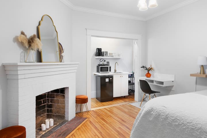 Studio 1 ~ Lovely Studio Apartment, Downtown! - Moncton