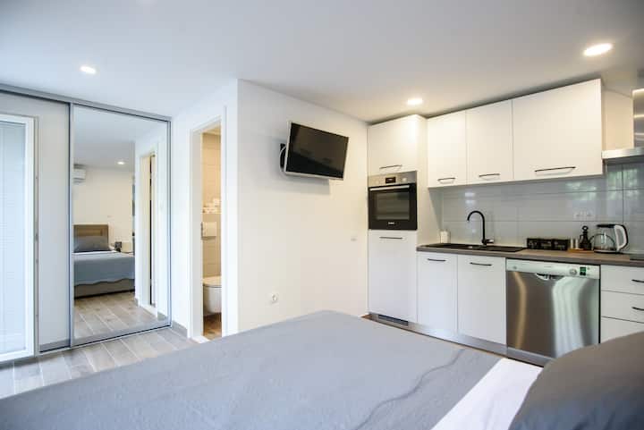 Studio Apartment Dinko With Parking - Split