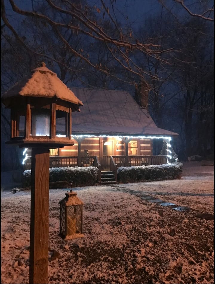 Log Cabin Getaway: Hot Tub, Fire Pit & Peace - Douglas Lake, TN