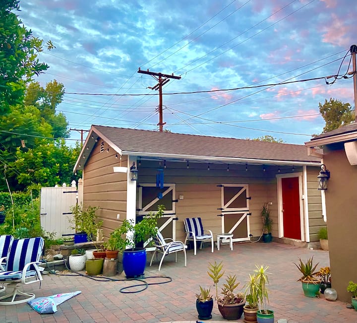 Cottage In Rancho Riverside Equestrian Community - Burbank, CA
