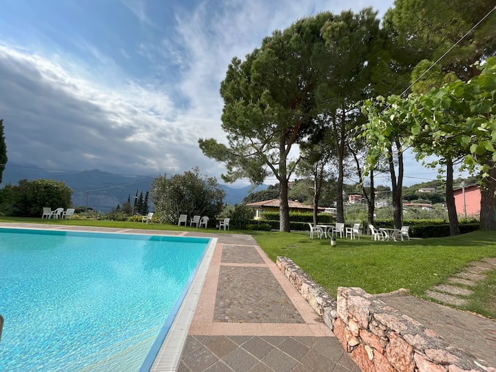 Vista Lago E Piscina: Claudia Malcesine - Malcesine
