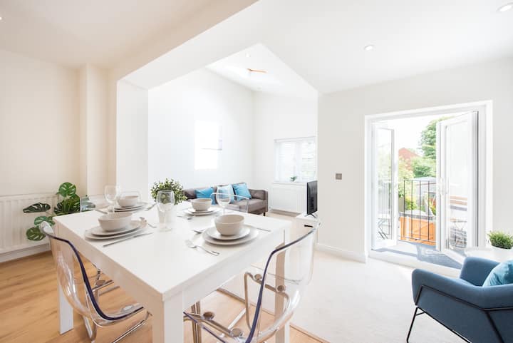 Commuter Duplex With Free Parking - Romford