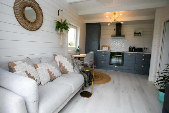 The Paddocks Cabin - Stylish, Cozy & Private - Killarney