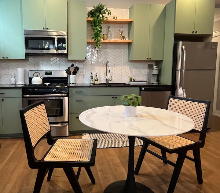 Grace House | Cozy, Contemporary + Convenient 2-br - Şikago, IL