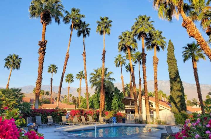 Casa Del Sur- Pools, Mountain Views, & Tennis - Palm Springs, CA
