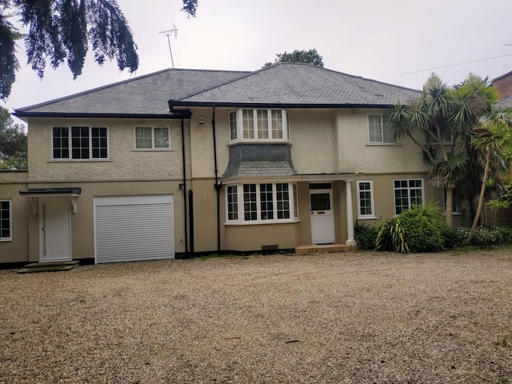 Lovely 5-bed House Near Beaches With Games Room - Bournemouth