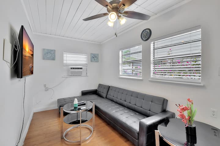 Prime Delray Beach, Charming 2 Bedroom Cottage, Pets Welcome - Delray Beach, FL