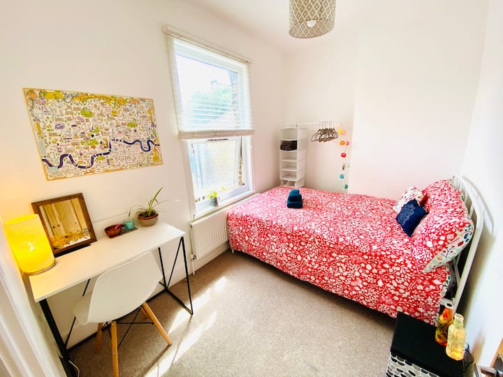 Peaceful Bright Room Near Central Line Station - Leyton