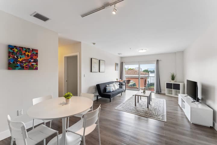 Epic 3/2 Condo In The Heart Of The Gables:sleeps 8 - Miami, FL