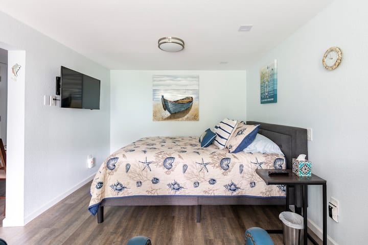 Boutiqe Couples Romance! Gr8 Monthly Rate! 30% Off - Lincoln City, OR