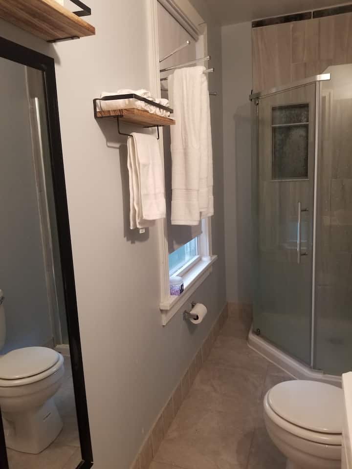 Bedroom With Private Full Bathroom, No Wifi. - Richmond, VA