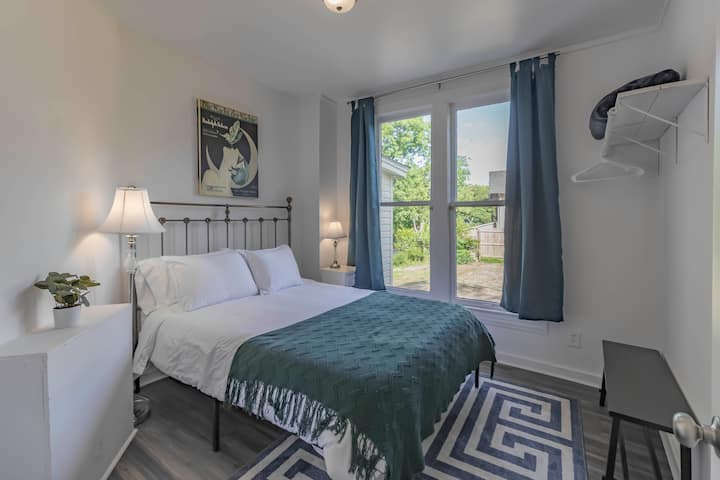 Spacious '20s Full Duplex, 2 King Beds, Dish Tv. - Hot Springs, AR