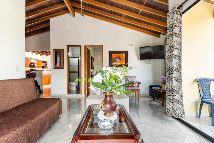 Apto Central Con Amplios Espacios - Envigado