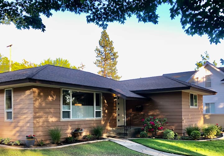 Downtown Cda 2 Bedroom House. 2 Blocks From Beach! - Coeur d'Alene, ID