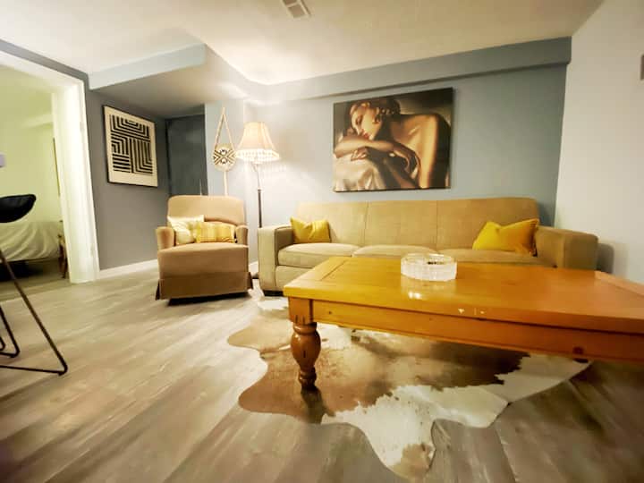 Large & Loungy Private 2 Bedroom - Private Suite - Toronto