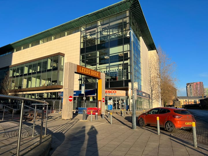 3 Double Beds In 2 Bedrooms With Balcony - Leeds