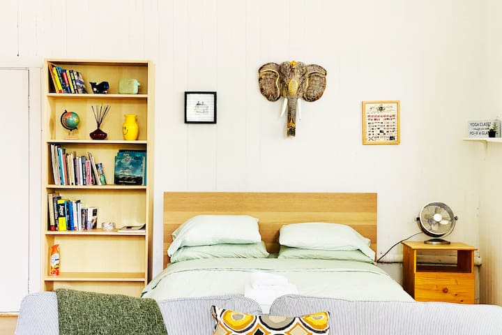 Converted 1895 Corner Store Loft In Schmidville - 핼리팩스 카운티