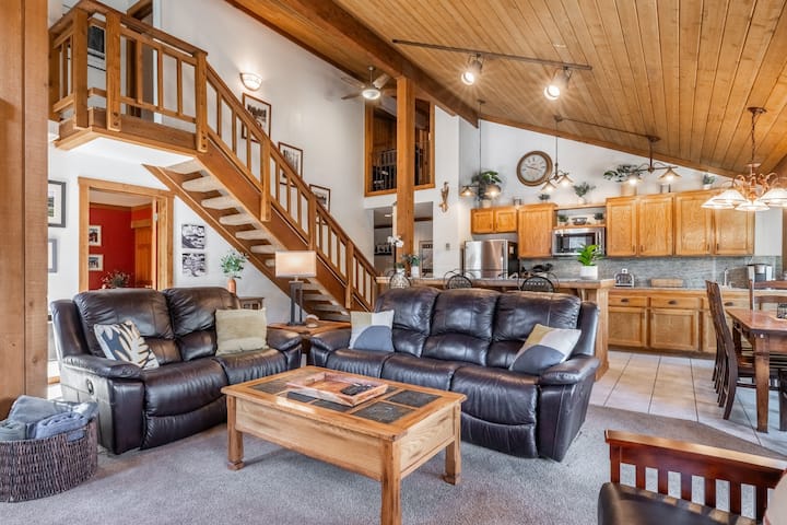 3 Bedrooms+huge Loft! 9 Beds, Canyon Lodge - June Lake, CA