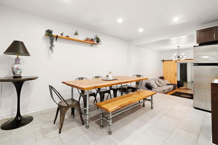 Stylish Private Floor! Sleeps 18 W/patio & Parking - Montreal