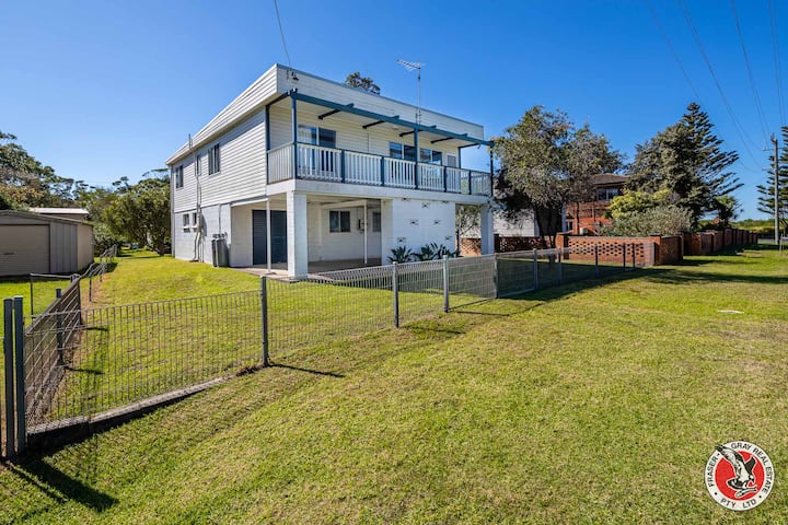 Ideal Family Home 
Easy Walk To The Beach - Broulee