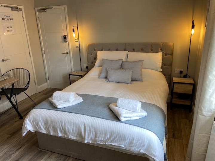 Modern Ensuite Room 1 - Great Bed, Shower, Parking - Cambridge