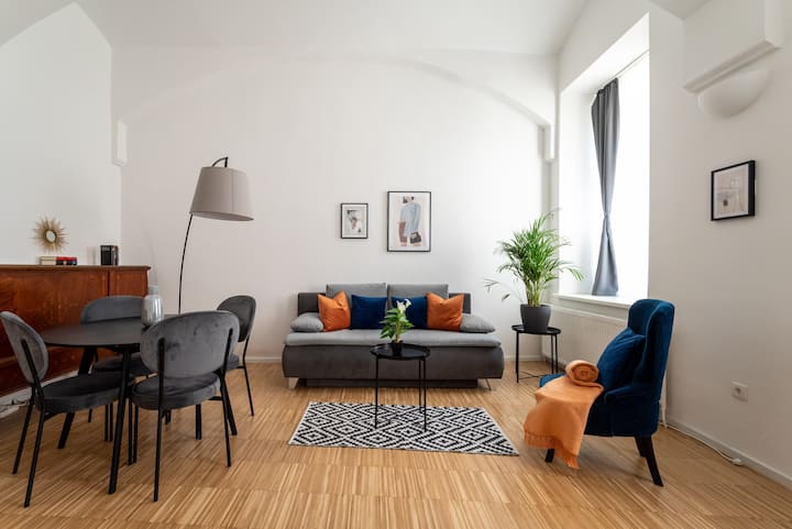 Hm | Pristine 1br Steps From City - Viena