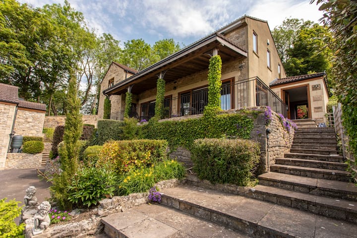 8 Car O/s Forecourt - Detached 4 Bedroom - Views! - Bath
