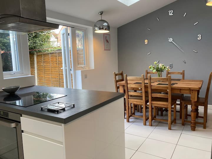 Stay In The Heart Of Southsea & Walk To The Beach! - Southsea