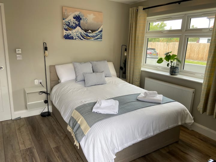 Modern Ensuite Room 2 - Great Bed, Shower, Parking - Cambrige (UK)