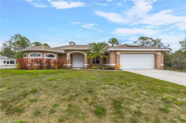 Little Paradise In The Forest! - Lehigh Acres, FL