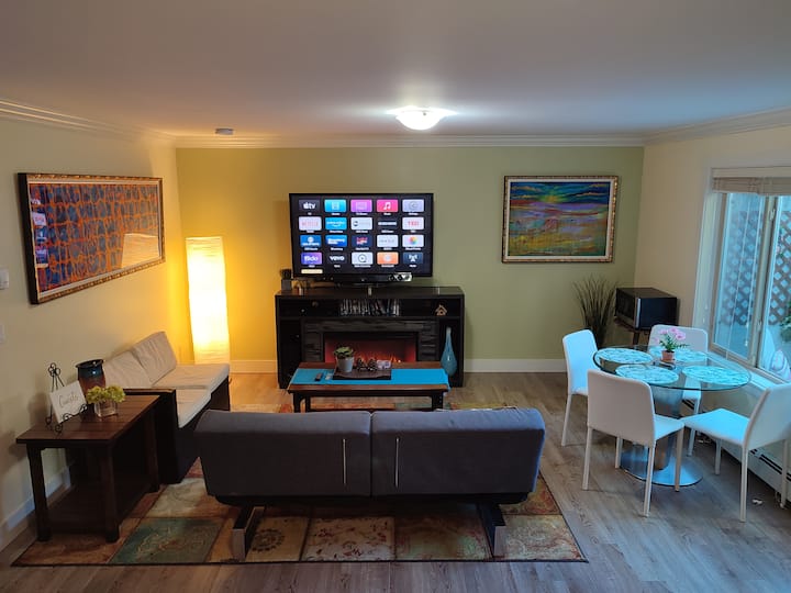 ✪ Skytrain ✪ Full Kitchen ✪ 60” Tv ✪ Fast Wifi ✪ - サレー