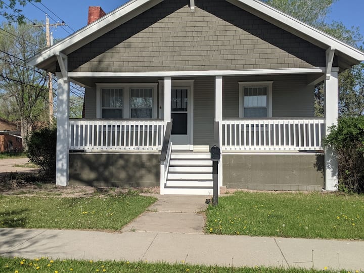 Cheerful 2-bedroom Urban Bungalow - Rapid City, SD